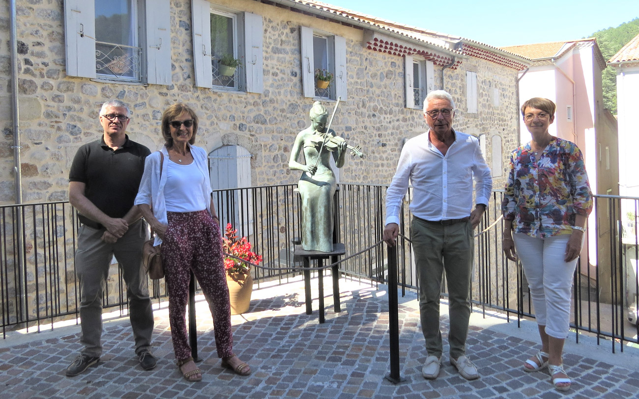 Installation d’une sculpture de Claude Rollin-Cellier